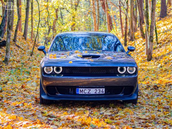 Brown Dodge Challenger 2016 in Vilnius, with an engine capacity of 3.60 L and mileage of 145 thousand km for 17500 €, photo 1 on AUTOMOTO.COM.LV