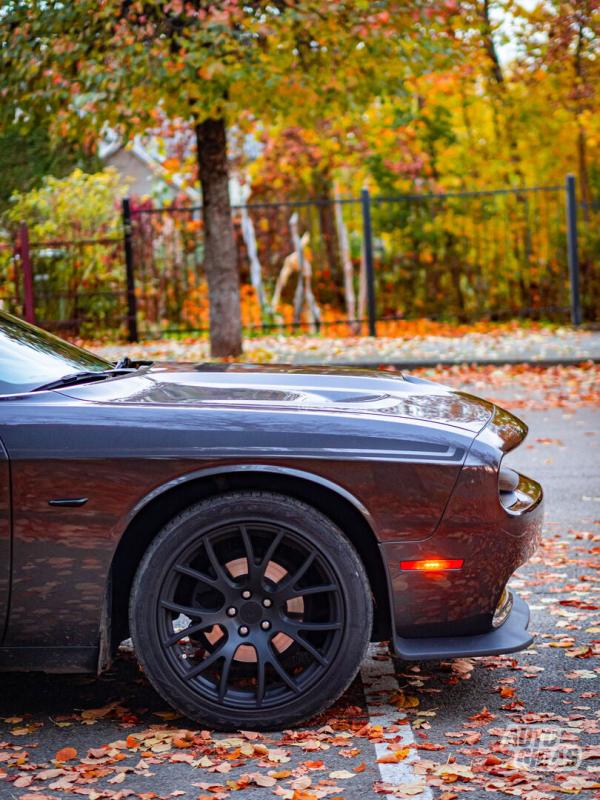 Brown Dodge Challenger 2016 in Vilnius, with an engine capacity of 3.60 L and mileage of 145 thousand km for 17500 €, photo 3 on AUTOMOTO.COM.LV