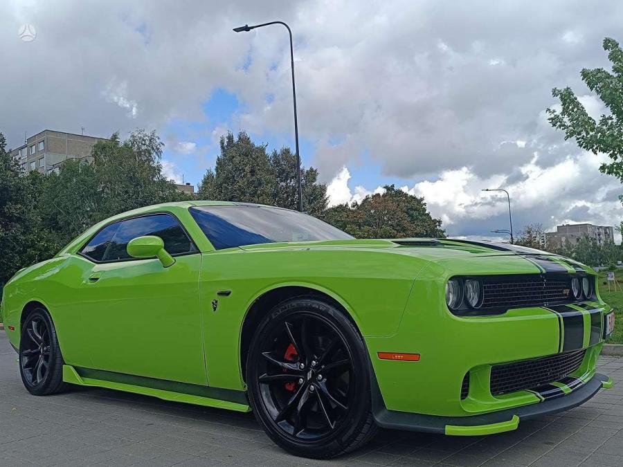 Zaļš Dodge Challenger 2016 Viļņa, ar dzinēja tilpumu 5.65 L un nobraukumu 143 tūkst. km par 24900 €, foto 3 vietnē AUTOMOTO.COM.LV