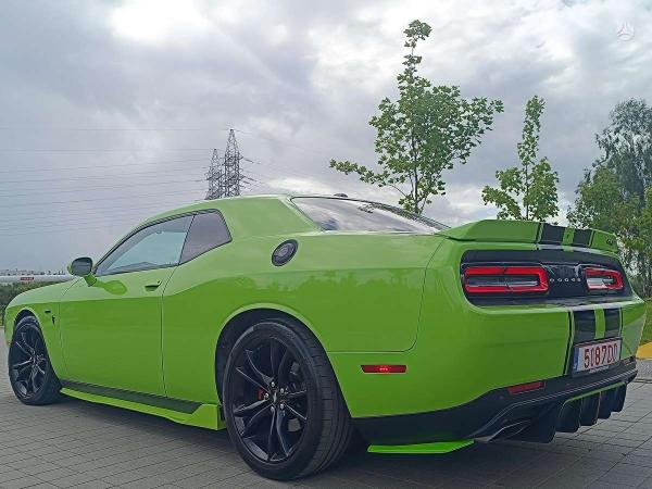 Zaļš Dodge Challenger 2016 Viļņa, ar dzinēja tilpumu 5.65 L un nobraukumu 143 tūkst. km par 24900 €, foto 4 vietnē AUTOMOTO.COM.LV