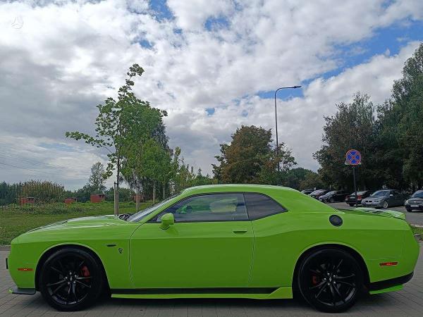 Zaļš Dodge Challenger 2016 Viļņa, ar dzinēja tilpumu 5.65 L un nobraukumu 143 tūkst. km par 24900 €, foto 6 vietnē AUTOMOTO.COM.LV