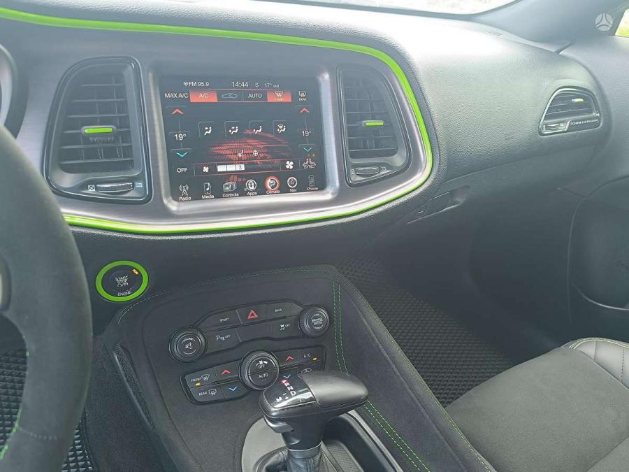 Zaļš Dodge Challenger 2016 Viļņa, ar dzinēja tilpumu 5.65 L un nobraukumu 143 tūkst. km par 24900 €, foto 36 vietnē AUTOMOTO.COM.LV