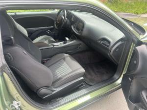 Zaļš Dodge Challenger 2018 Šauļi, ar dzinēja tilpumu 3.60 L un nobraukumu 123 tūkst. km par 16300 €, foto 12 vietnē AUTOMOTO.COM.LV