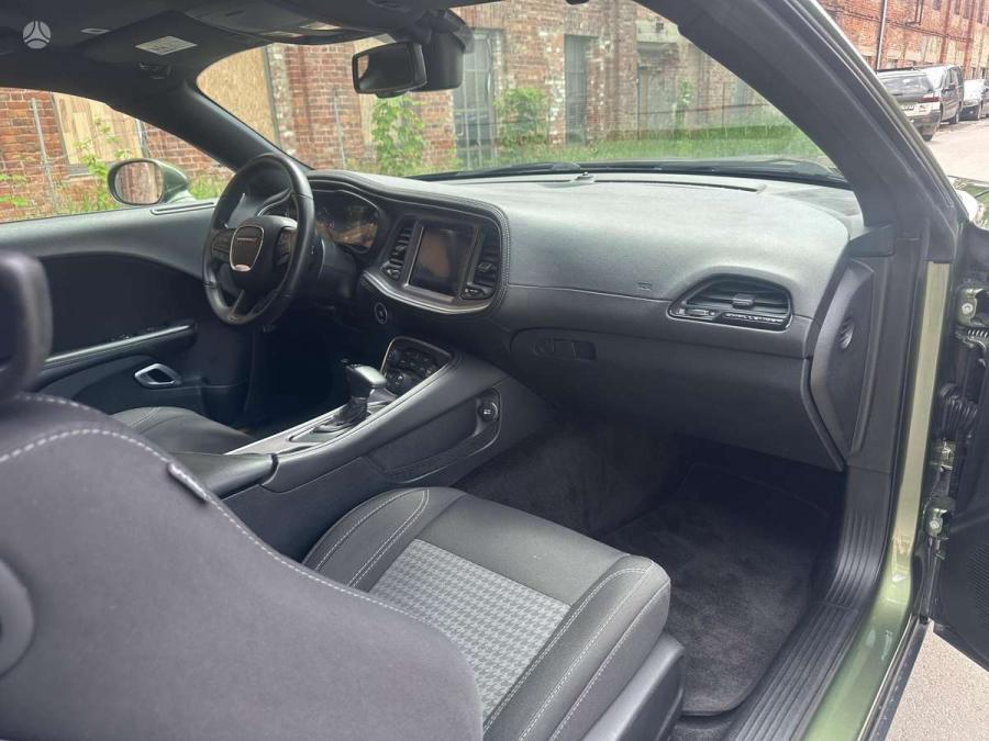 Zaļš Dodge Challenger 2018 Šauļi, ar dzinēja tilpumu 3.60 L un nobraukumu 123 tūkst. km par 16300 €, foto 14 vietnē AUTOMOTO.COM.LV