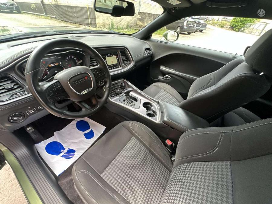 Zaļš Dodge Challenger 2018 Šauļi, ar dzinēja tilpumu 3.60 L un nobraukumu 123 tūkst. km par 16300 €, foto 19 vietnē AUTOMOTO.COM.LV