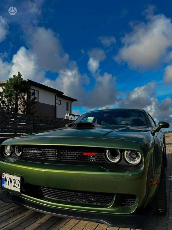 Green Dodge Challenger 2018 in Klaipeda, with an engine capacity of 6.42 L and mileage of 45 thousand km for 27000 €, photo 1 on AUTOMOTO.COM.LV