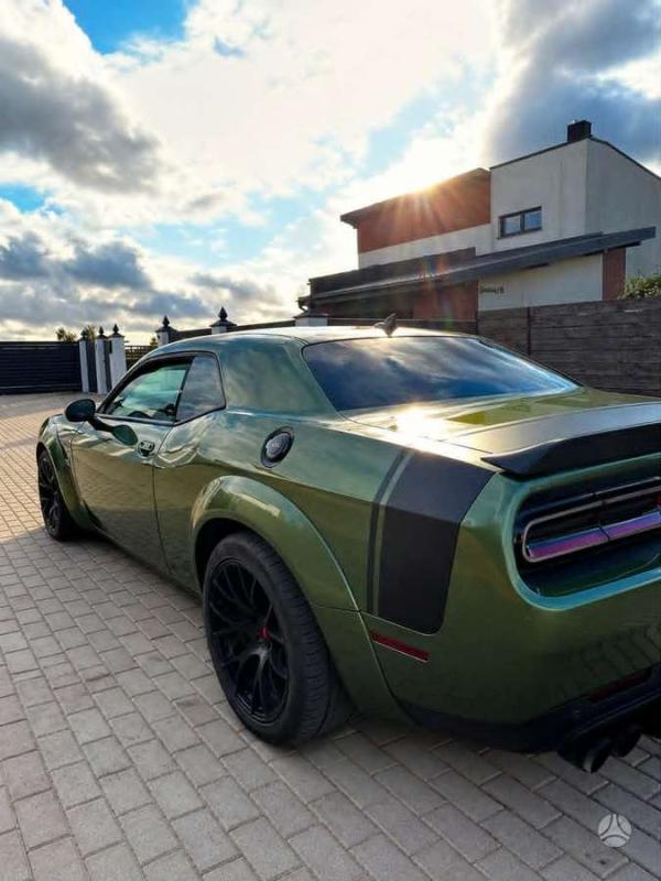 Green Dodge Challenger 2018 in Klaipeda, with an engine capacity of 6.42 L and mileage of 45 thousand km for 27000 €, photo 3 on AUTOMOTO.COM.LV