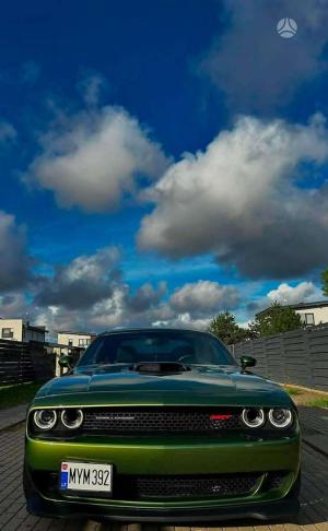 Green Dodge Challenger 2018 in Klaipeda, with an engine capacity of 6.42 L and mileage of 45 thousand km for 27000 €, photo 4 on AUTOMOTO.COM.LV