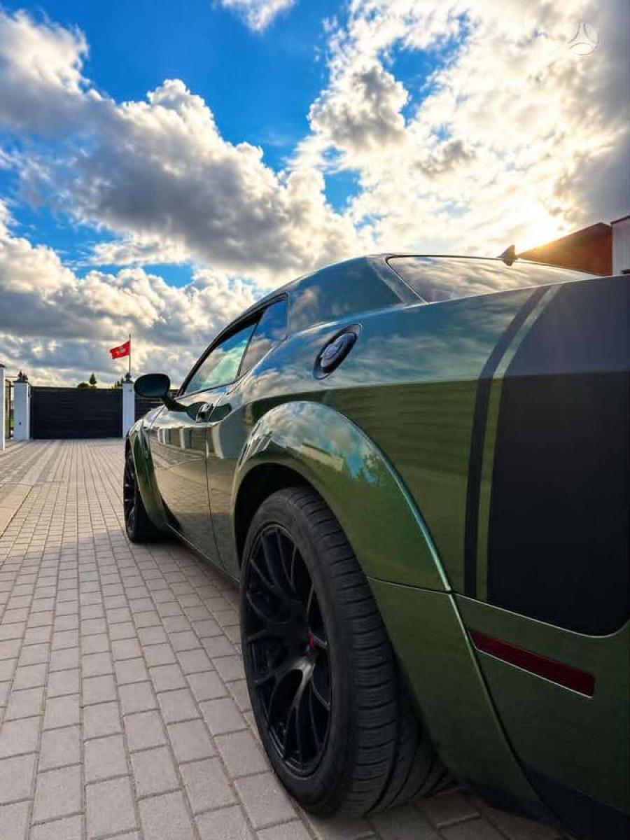 Green Dodge Challenger 2018 in Klaipeda, with an engine capacity of 6.42 L and mileage of 45 thousand km for 27000 €, photo 7 on AUTOMOTO.COM.LV