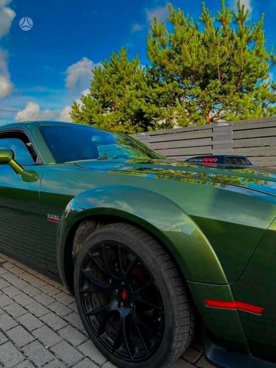 Green Dodge Challenger 2018 in Klaipeda, with an engine capacity of 6.42 L and mileage of 45 thousand km for 27000 €, photo 9 on AUTOMOTO.COM.LV