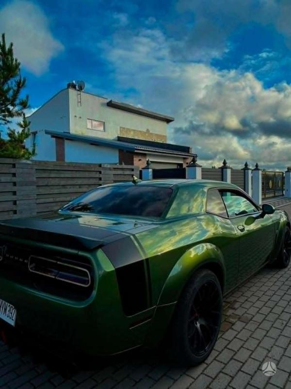 Green Dodge Challenger 2018 in Klaipeda, with an engine capacity of 6.42 L and mileage of 45 thousand km for 27000 €, photo 10 on AUTOMOTO.COM.LV
