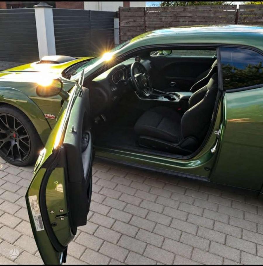 Green Dodge Challenger 2018 in Klaipeda, with an engine capacity of 6.42 L and mileage of 45 thousand km for 27000 €, photo 17 on AUTOMOTO.COM.LV