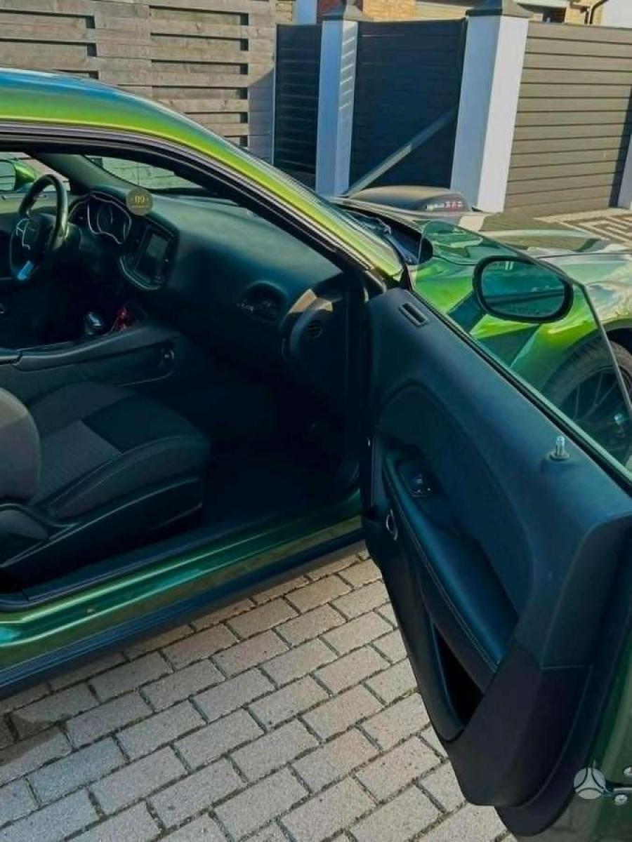 Green Dodge Challenger 2018 in Klaipeda, with an engine capacity of 6.42 L and mileage of 45 thousand km for 27000 €, photo 18 on AUTOMOTO.COM.LV