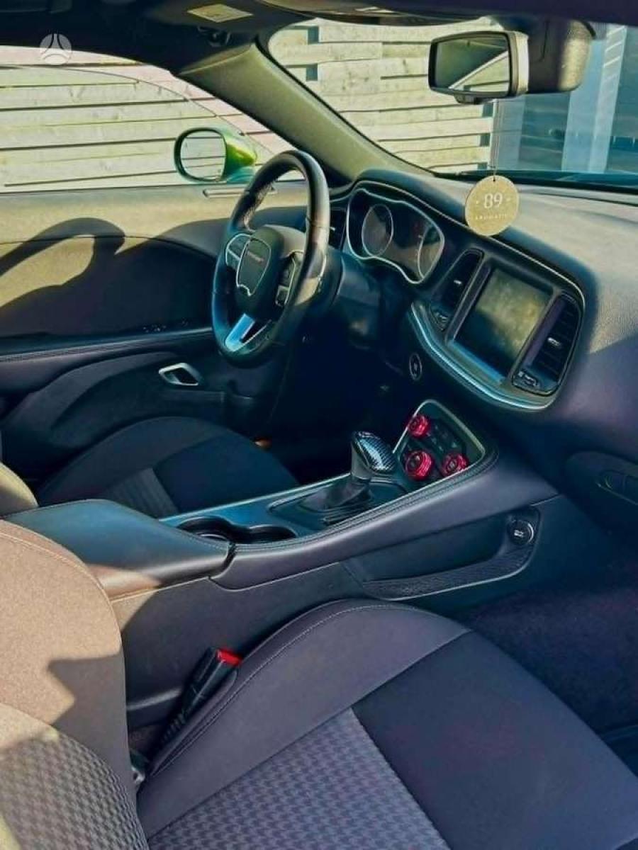 Green Dodge Challenger 2018 in Klaipeda, with an engine capacity of 6.42 L and mileage of 45 thousand km for 27000 €, photo 23 on AUTOMOTO.COM.LV