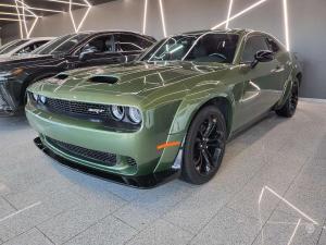 Green Dodge Challenger 2021 in Siauliai, with an engine capacity of 5.65 L and mileage of 53 thousand km for 32610 €, photo 3 on AUTOMOTO.COM.LV