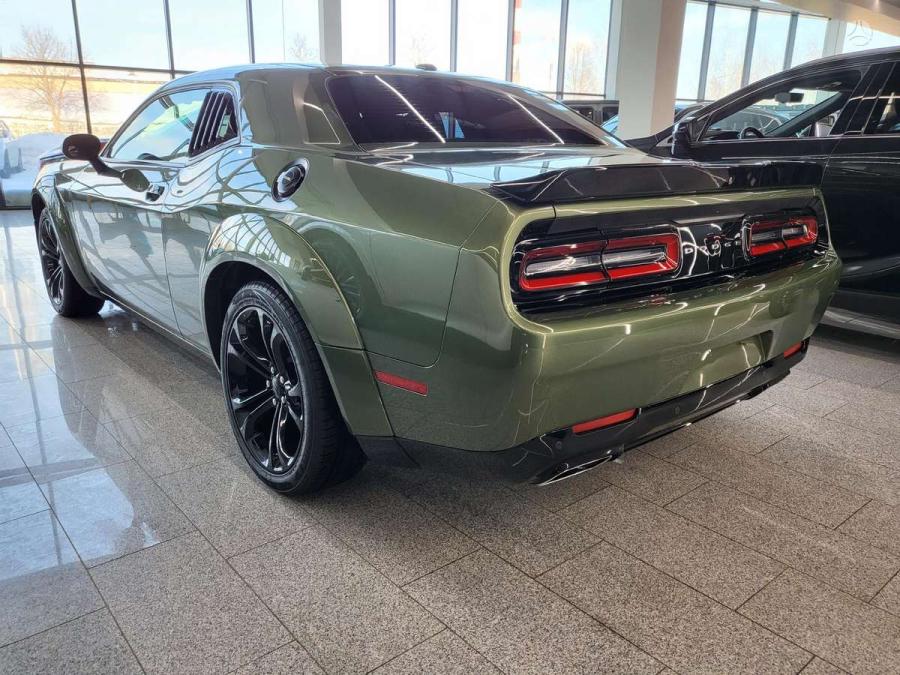 Green Dodge Challenger 2021 in Siauliai, with an engine capacity of 5.65 L and mileage of 53 thousand km for 32610 €, photo 4 on AUTOMOTO.COM.LV