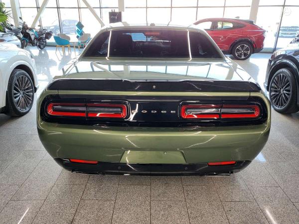 Green Dodge Challenger 2021 in Siauliai, with an engine capacity of 5.65 L and mileage of 53 thousand km for 32610 €, photo 5 on AUTOMOTO.COM.LV