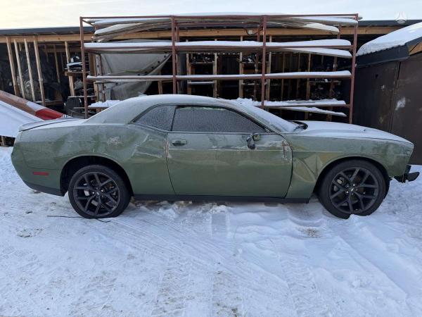 Green Dodge Challenger 2024 in Siauliai, with an engine capacity of 3.60 L and mileage of 66 thousand km for 7260 €, photo 2 on AUTOMOTO.COM.LV