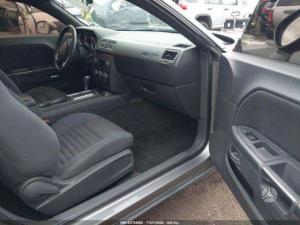 Pelēks Dodge Challenger 2011 Klaipėda, ar dzinēja tilpumu 3.60 L un nobraukumu 233 tūkst. km par 4250 €, foto 13 vietnē AUTOMOTO.COM.LV
