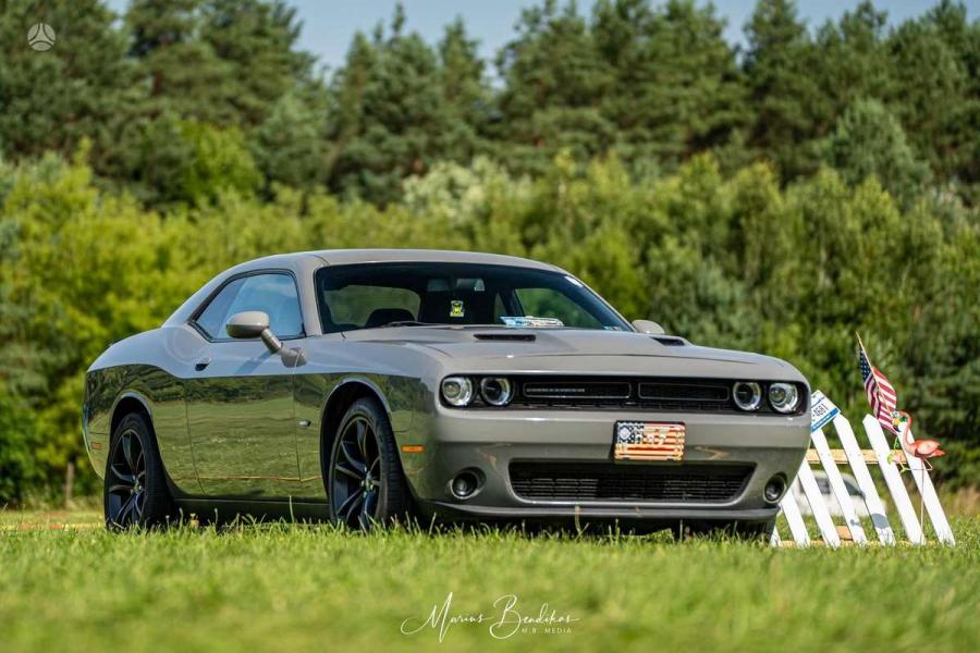 Grey Dodge Challenger 2017 in Druskininkai, with an engine capacity of 3.60 L and mileage of 117 thousand km for 15350 €, photo 1 on AUTOMOTO.COM.LV