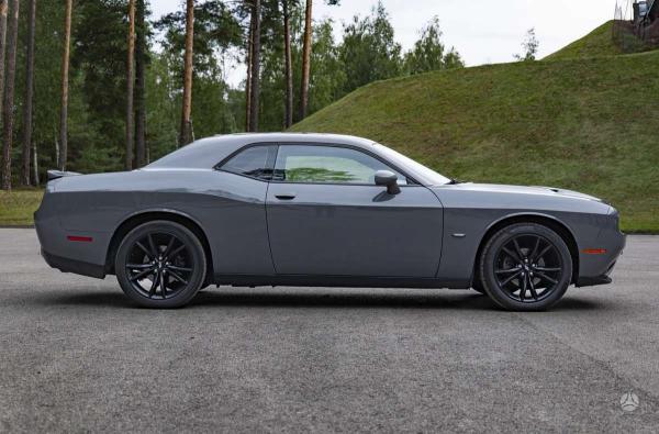 Grey Dodge Challenger 2017 in Druskininkai, with an engine capacity of 3.60 L and mileage of 117 thousand km for 15350 €, photo 4 on AUTOMOTO.COM.LV