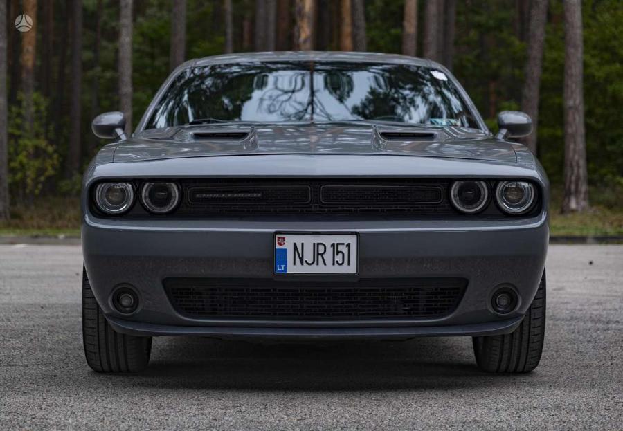 Grey Dodge Challenger 2017 in Druskininkai, with an engine capacity of 3.60 L and mileage of 117 thousand km for 15350 €, photo 9 on AUTOMOTO.COM.LV