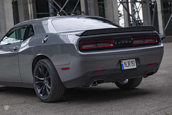 Grey Dodge Challenger 2017 in Druskininkai, with an engine capacity of 3.60 L and mileage of 117 thousand km for 15350 €, photo 10 on AUTOMOTO.COM.LV