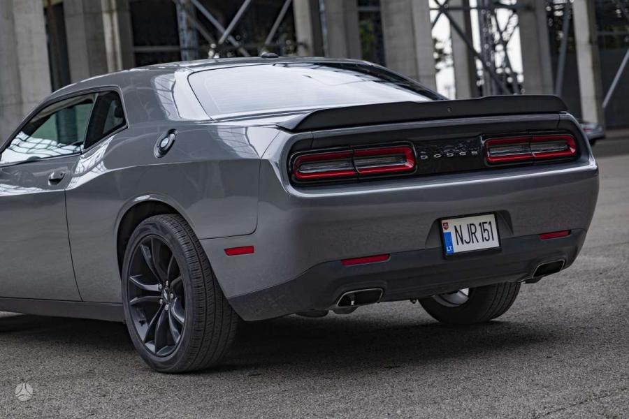 Grey Dodge Challenger 2017 in Druskininkai, with an engine capacity of 3.60 L and mileage of 117 thousand km for 15350 €, photo 10 on AUTOMOTO.COM.LV