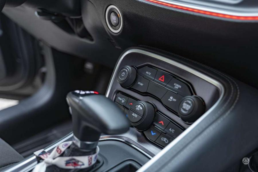 Grey Dodge Challenger 2017 in Druskininkai, with an engine capacity of 3.60 L and mileage of 117 thousand km for 15350 €, photo 25 on AUTOMOTO.COM.LV