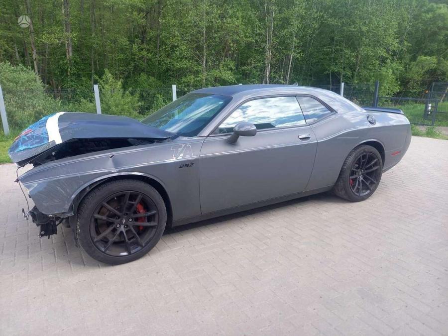 Grey Dodge Challenger 2018 in Vilnius, with an engine capacity of 6.42 L and mileage of 28 thousand km for 17700 €, photo 3 on AUTOMOTO.COM.LV