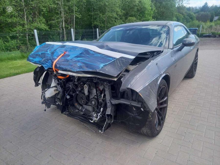 Grey Dodge Challenger 2018 in Vilnius, with an engine capacity of 6.42 L and mileage of 28 thousand km for 17700 €, photo 4 on AUTOMOTO.COM.LV