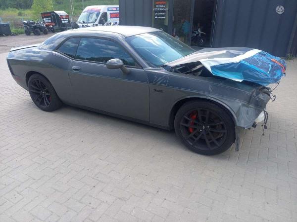 Grey Dodge Challenger 2018 in Vilnius, with an engine capacity of 6.42 L and mileage of 28 thousand km for 17700 €, photo 6 on AUTOMOTO.COM.LV