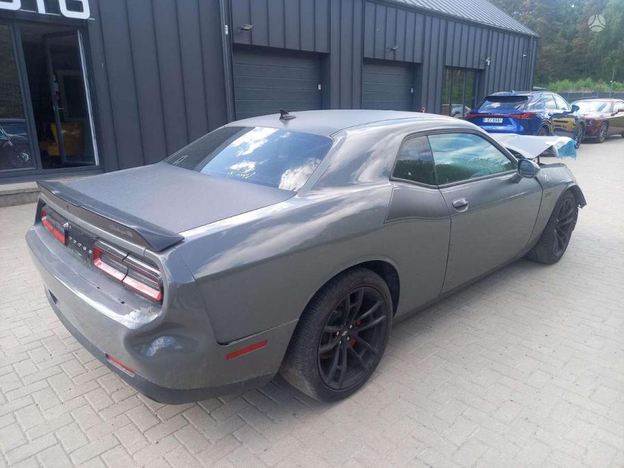 Grey Dodge Challenger 2018 in Vilnius, with an engine capacity of 6.42 L and mileage of 28 thousand km for 17700 €, photo 9 on AUTOMOTO.COM.LV