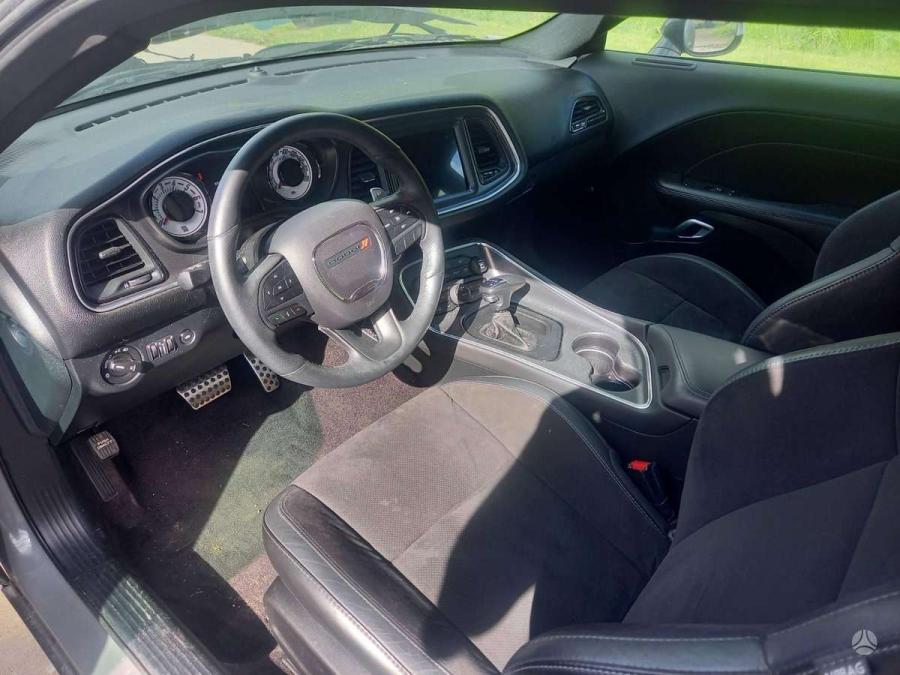 Grey Dodge Challenger 2018 in Vilnius, with an engine capacity of 6.42 L and mileage of 28 thousand km for 17700 €, photo 12 on AUTOMOTO.COM.LV