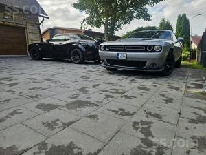 Pelēks Dodge Challenger 2018 Rīga, ar dzinēja tilpumu 5.70 L un nobraukumu 179 tūkst. km par 20000 €, foto  vietnē AUTOMOTO.COM.LV