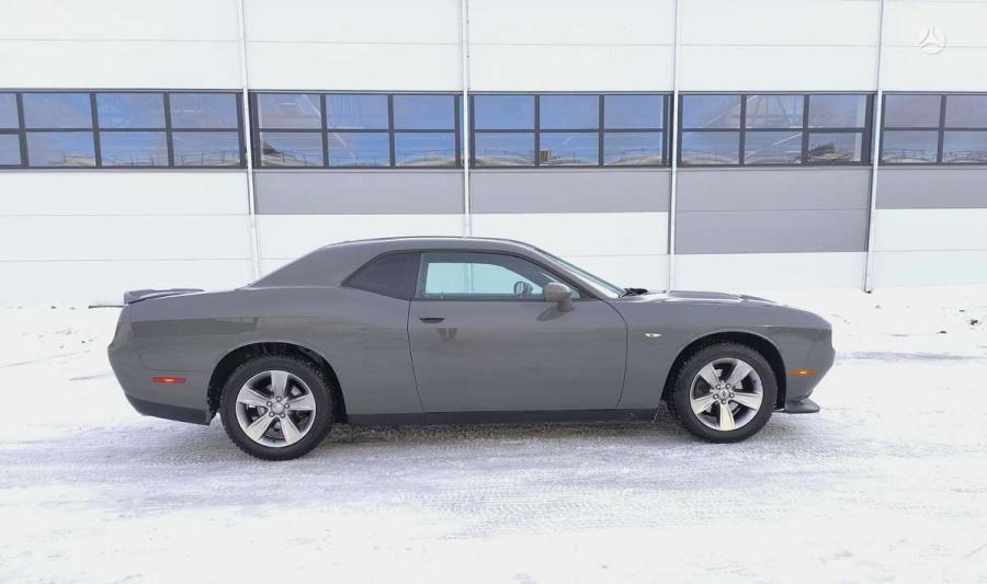 Grey Dodge Challenger 2019 in Kaunas, with an engine capacity of 3.60 L and mileage of 82 thousand km for 19100 €, photo 4 on AUTOMOTO.COM.LV
