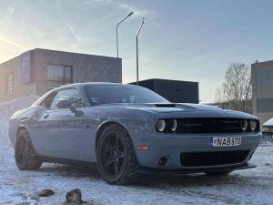 Pelēks Dodge Challenger 2020 Viļņa, ar dzinēja tilpumu 5.65 L un nobraukumu 10 tūkst. km par 24000 €, foto  vietnē AUTOMOTO.COM.LV
