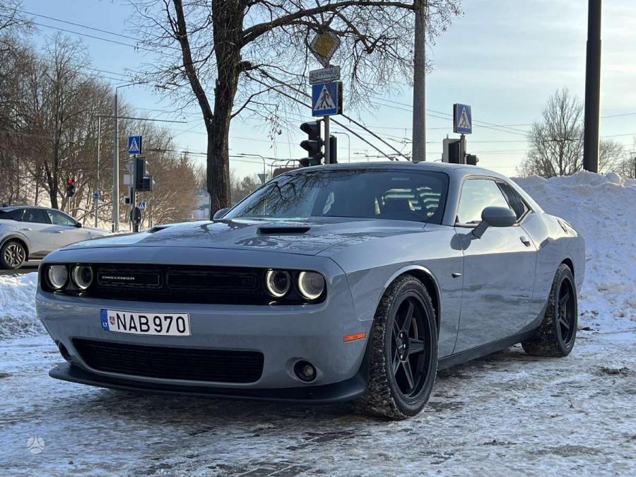 Grey Dodge Challenger 2020 in Vilnius, with an engine capacity of 5.65 L and mileage of 10 thousand km for 24000 €, photo 2 on AUTOMOTO.COM.LV