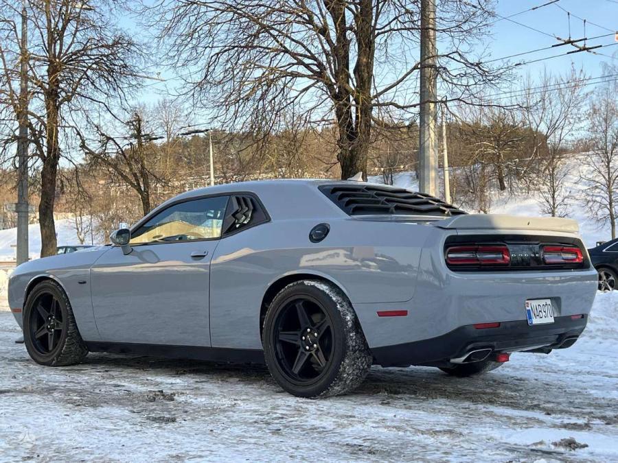 Grey Dodge Challenger 2020 in Vilnius, with an engine capacity of 5.65 L and mileage of 10 thousand km for 24000 €, photo 3 on AUTOMOTO.COM.LV
