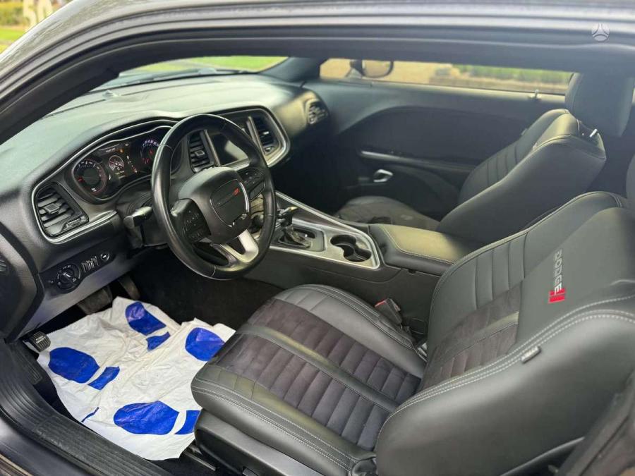 Pelēks Dodge Challenger 2020 Kauņa, ar dzinēja tilpumu 3.60 L un nobraukumu 160 tūkst. km par 19500 €, foto 8 vietnē AUTOMOTO.COM.LV