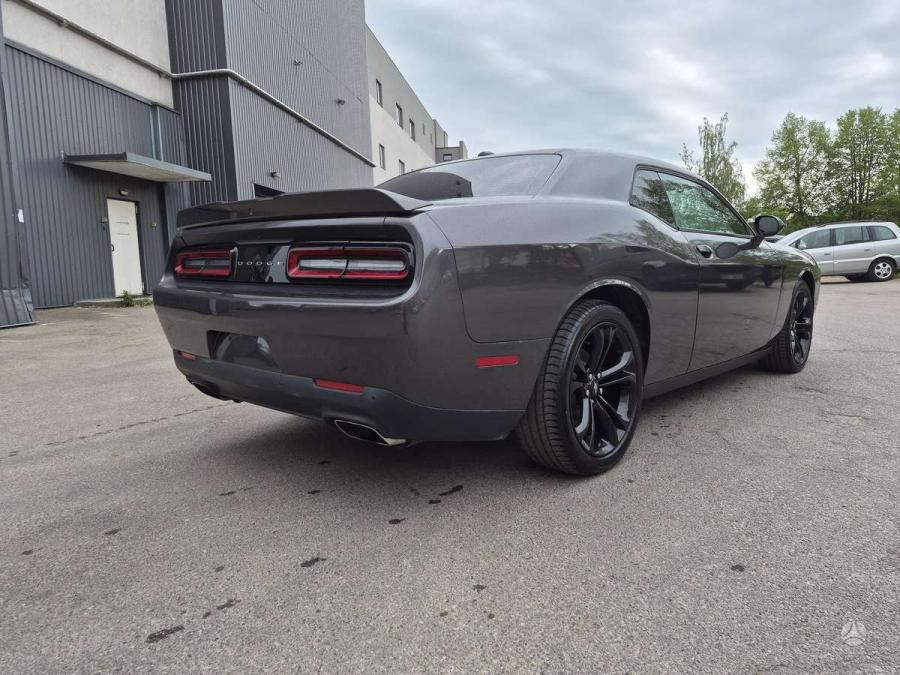 Pelēks Dodge Challenger 2020 Kauņa, ar dzinēja tilpumu 5.65 L un nobraukumu 11 tūkst. km par 16500 €, foto 6 vietnē AUTOMOTO.COM.LV
