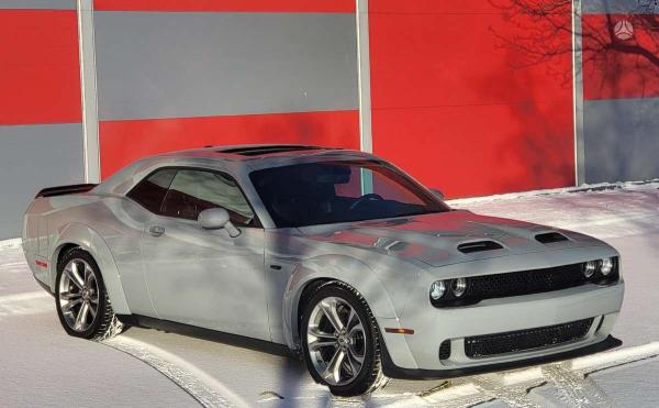 Pelēks Dodge Challenger 2021 Šauļi, ar dzinēja tilpumu 5.65 L un nobraukumu 32 tūkst. km par 33333 €, foto 1 vietnē AUTOMOTO.COM.LV
