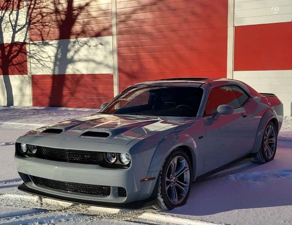Pelēks Dodge Challenger 2021 Šauļi, ar dzinēja tilpumu 5.65 L un nobraukumu 32 tūkst. km par 33333 €, foto 3 vietnē AUTOMOTO.COM.LV