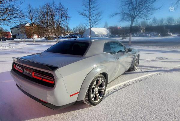 Pelēks Dodge Challenger 2021 Šauļi, ar dzinēja tilpumu 5.65 L un nobraukumu 32 tūkst. km par 33333 €, foto 6 vietnē AUTOMOTO.COM.LV