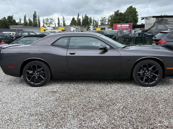 Grey Dodge Challenger 2021 in Kretinga, with an engine capacity of 3.60 L and mileage of 28 thousand km for 20499 €, photo 4 on AUTOMOTO.COM.LV