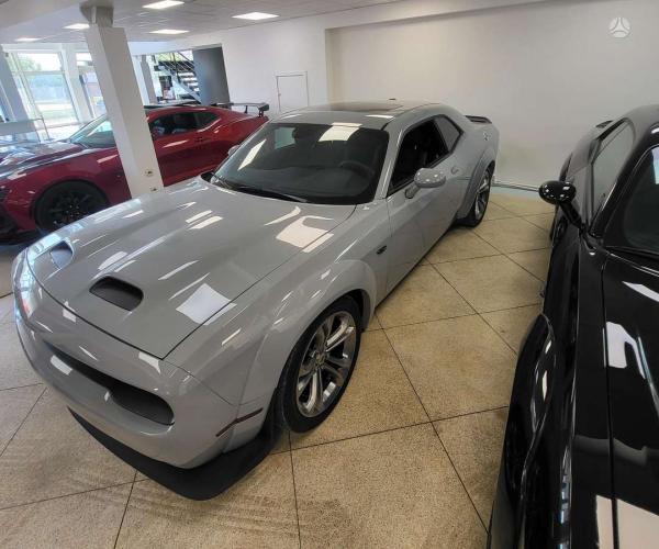 Pelēks Dodge Challenger 2021 Šauļi, ar dzinēja tilpumu 5.65 L un nobraukumu 37 tūkst. km par 29400 €, foto  vietnē AUTOMOTO.COM.LV