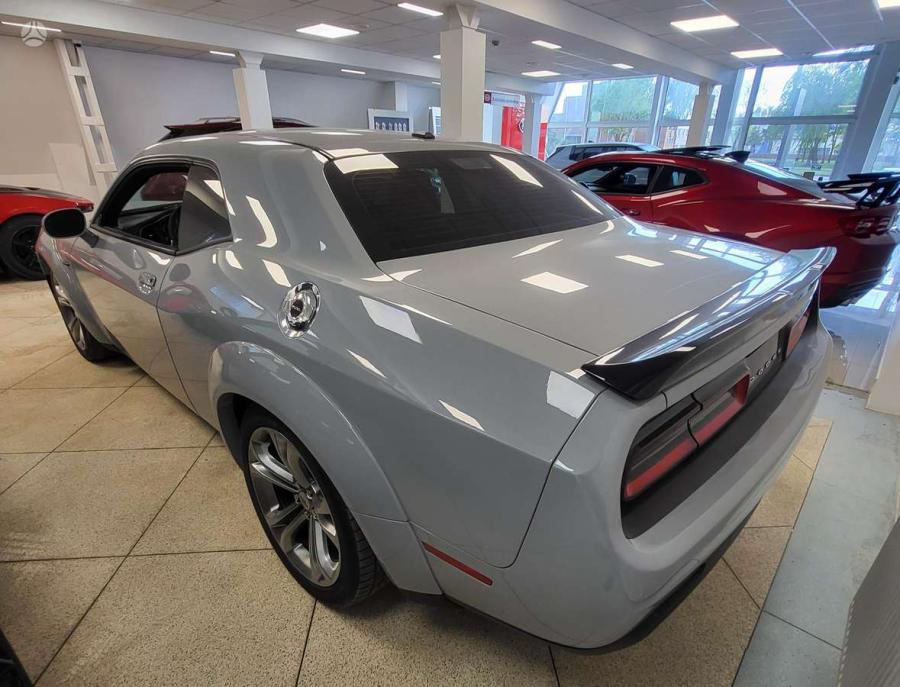 Grey Dodge Challenger 2021 in Siauliai, with an engine capacity of 5.65 L and mileage of 37 thousand km for 29400 €, photo 8 on AUTOMOTO.COM.LV
