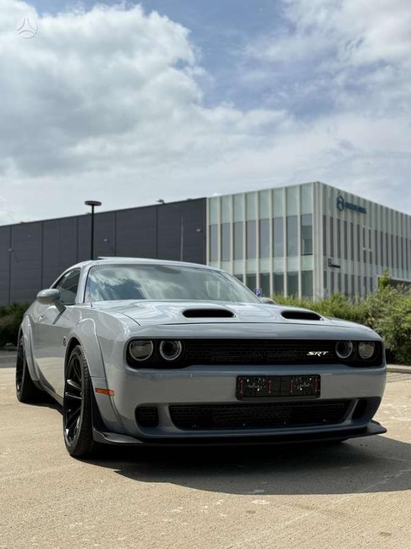 Grey Dodge Challenger 2022 in Vilnius, with an engine capacity of 6.42 L and mileage of 18 thousand km for 37490 €, photo 2 on AUTOMOTO.COM.LV