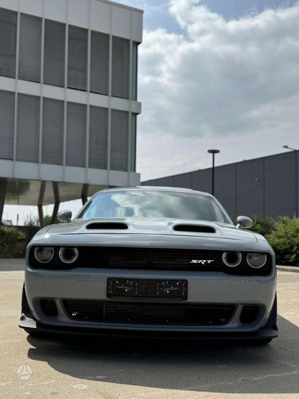Grey Dodge Challenger 2022 in Vilnius, with an engine capacity of 6.42 L and mileage of 18 thousand km for 37490 €, photo 3 on AUTOMOTO.COM.LV