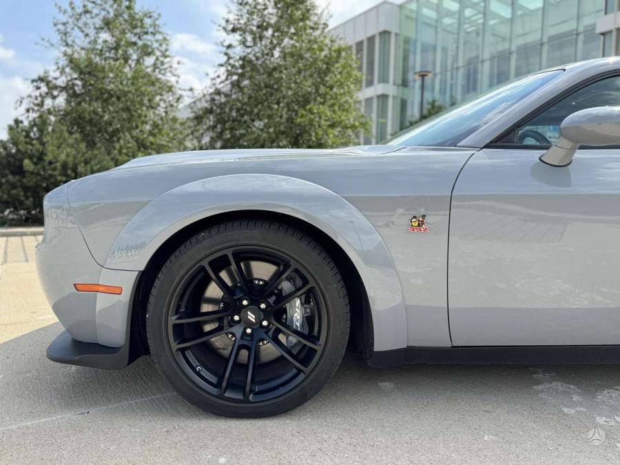Pelēks Dodge Challenger 2022 Viļņa, ar dzinēja tilpumu 6.42 L un nobraukumu 18 tūkst. km par 37490 €, foto 8 vietnē AUTOMOTO.COM.LV